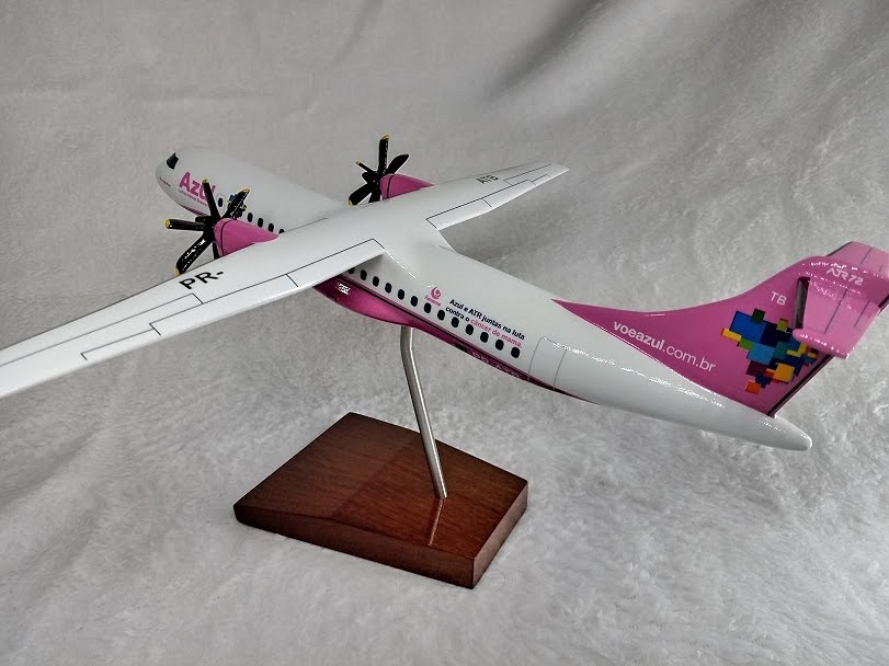 Aviao ATR-72-600 - Azul Linhas Aereas - Outubro Rosa - MAQUETE