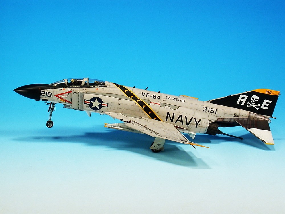 Aviao USN F-4J Phantom - VF-84 - JOLLY ROGERS - ACADEMY » Kits